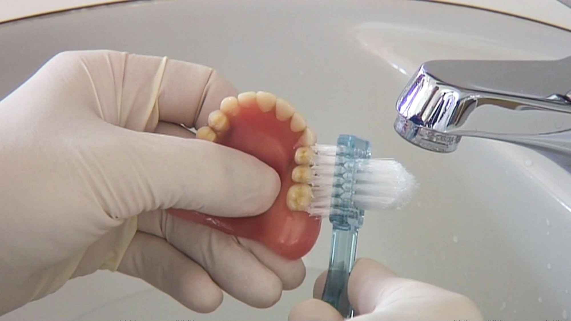 Unterstützte Mundpflege – Wie gelingt die unterstützte Mundpflege?